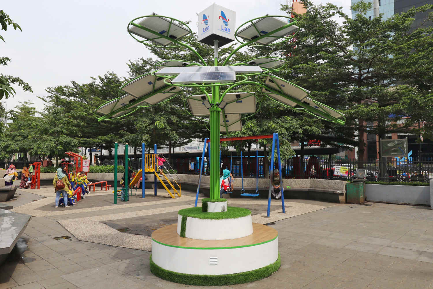 Solar Tree, Pohon Bertenaga Matahari di Bandung yang Bisa untuk Ngecas ...