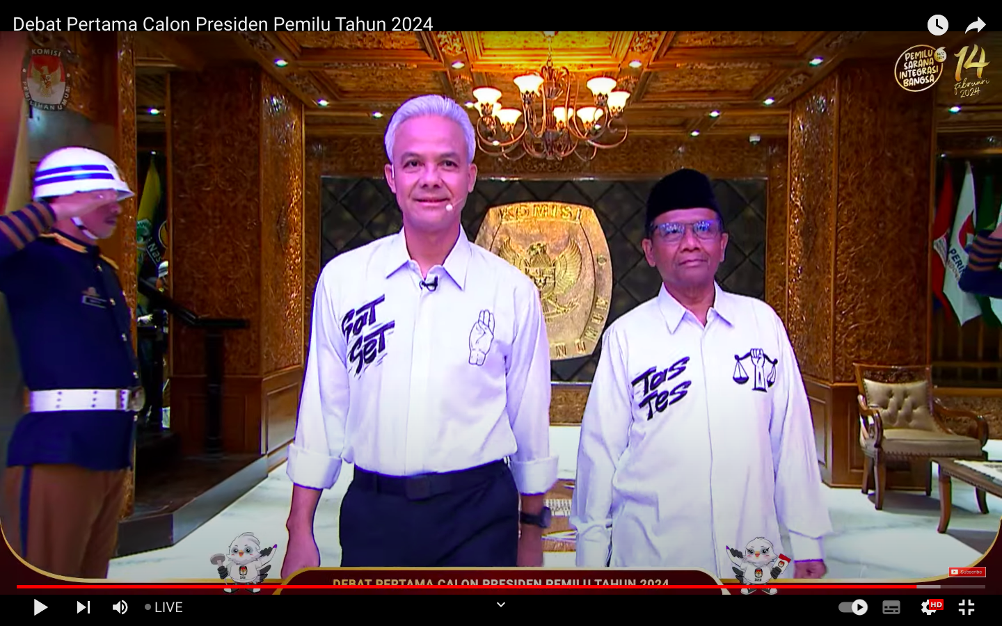 Debat Capres Pertama, Ganjar Pakai Baju Tulisan Sat Set dan Tas Tes ...